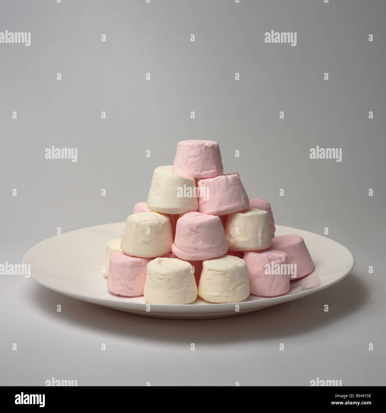 Marshmallow pyramid hi-res stock photography and images - Alamy