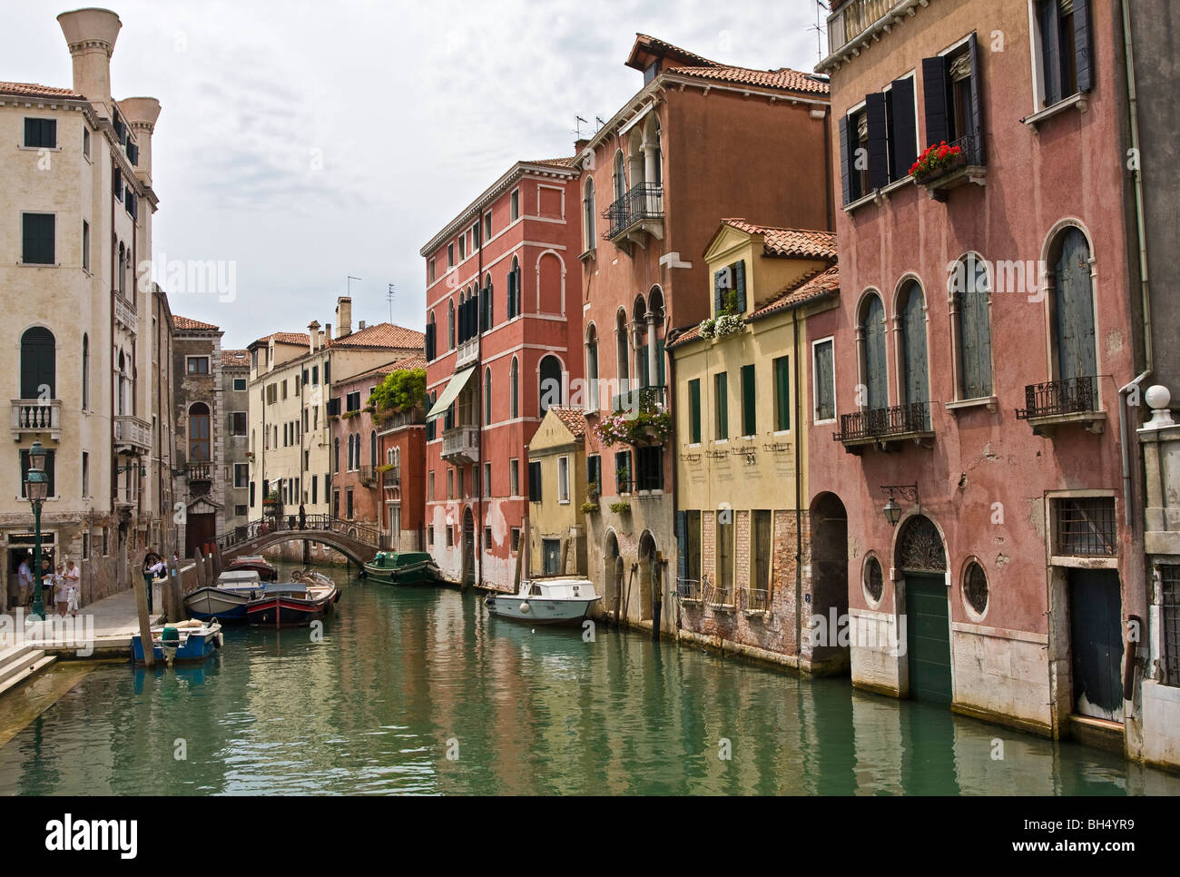 Canal side buildings hi-res stock photography and images - Alamy