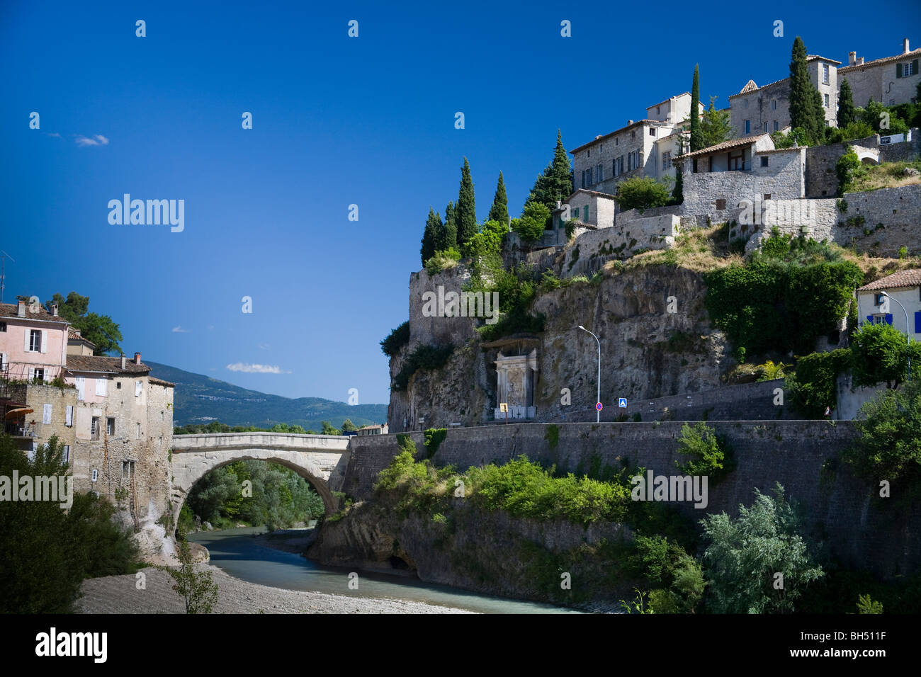 Roman bridge at Vaison-la-Romaine, Provence Stock Photo - Alamy