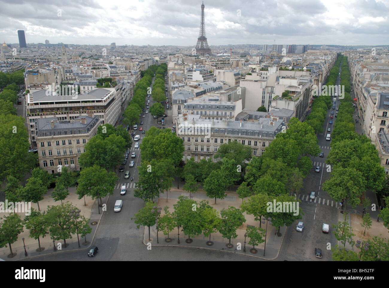 Paris: looking towards the Eiffel Tower from the top of the Arc de Triomphe Stock Photo - Alamy