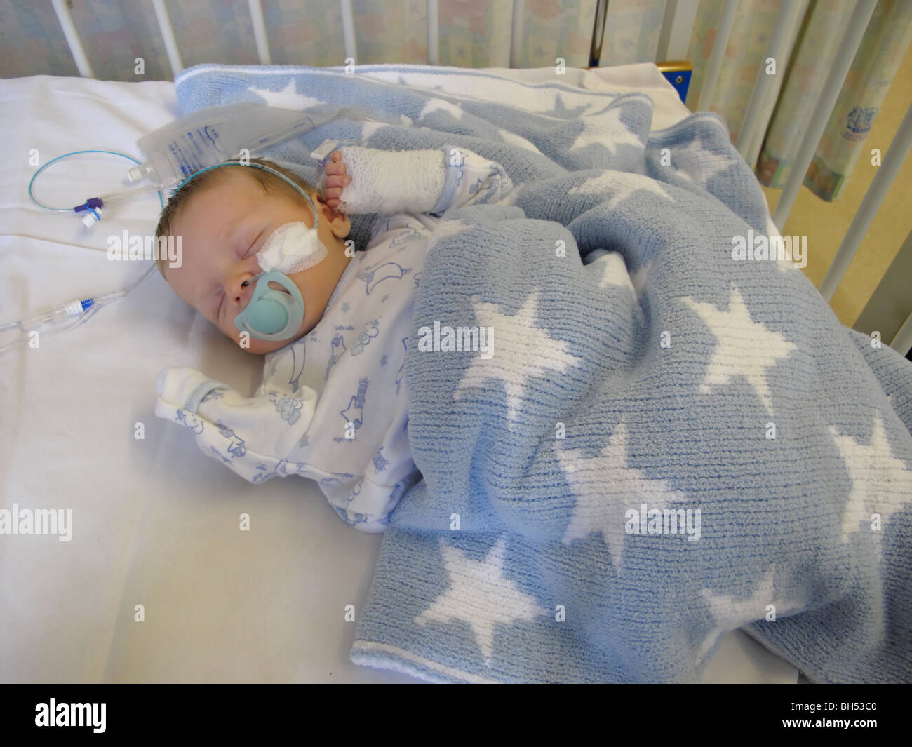 Baby in Hospital cot bed with nose tube and drip (MR Stock Photo - Alamy