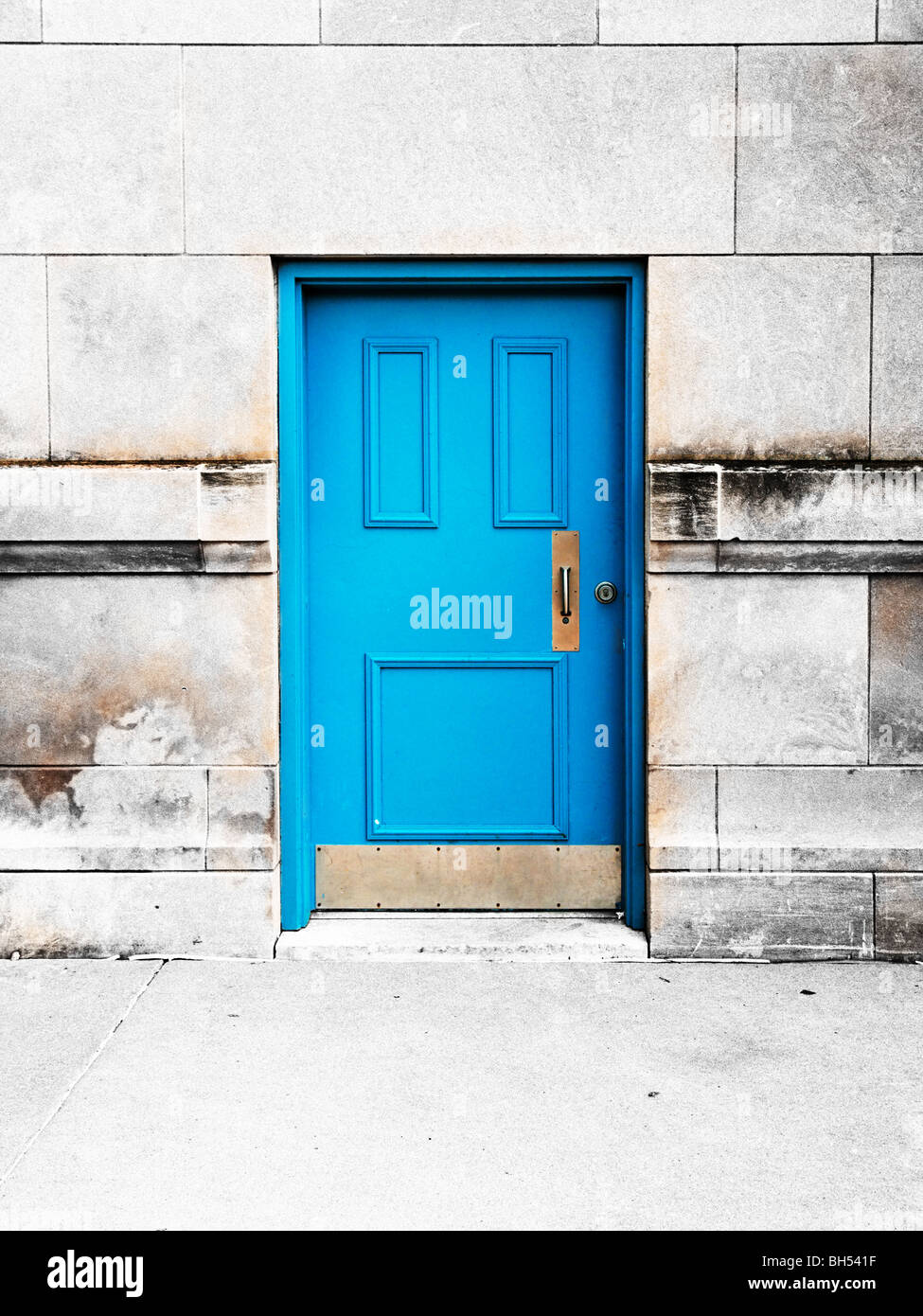 Blue door hi-res stock photography and images - Alamy