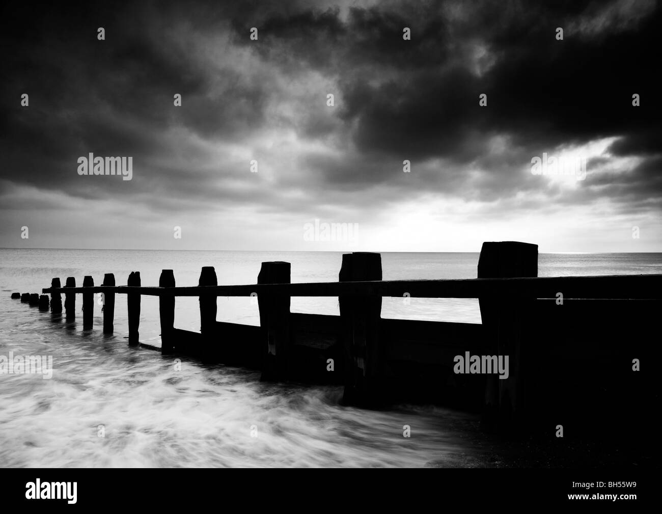 Groyne, Climping Beach, West Sussex. Mono image Stock Photo - Alamy