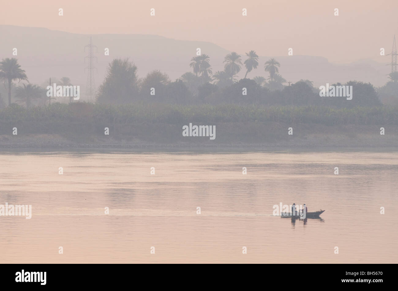 Row boat river hi-res stock photography and images - Alamy