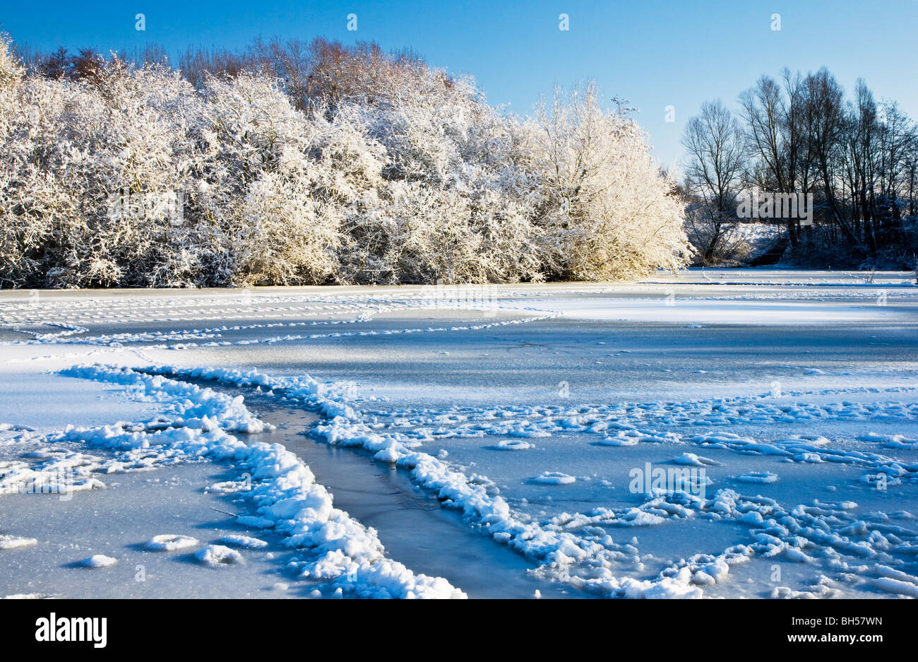 The frozen waters of a small lake known as Liden Lagoon in Swindon ...