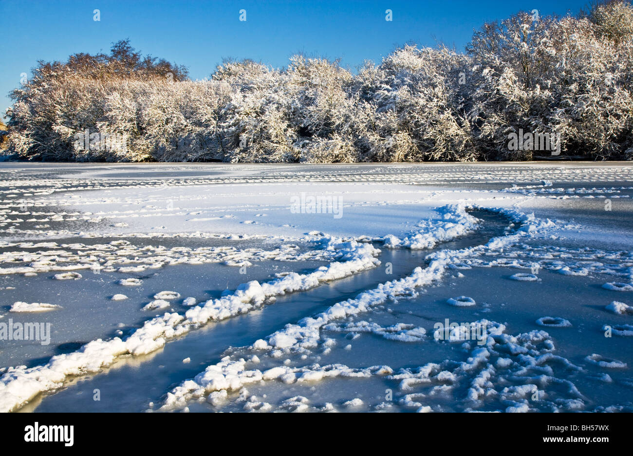 Ice lake pond hi-res stock photography and images - Alamy