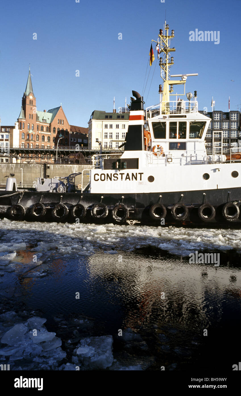 Tugboat clears the shipping lane for smaller vessels at Landungsbrücken ...