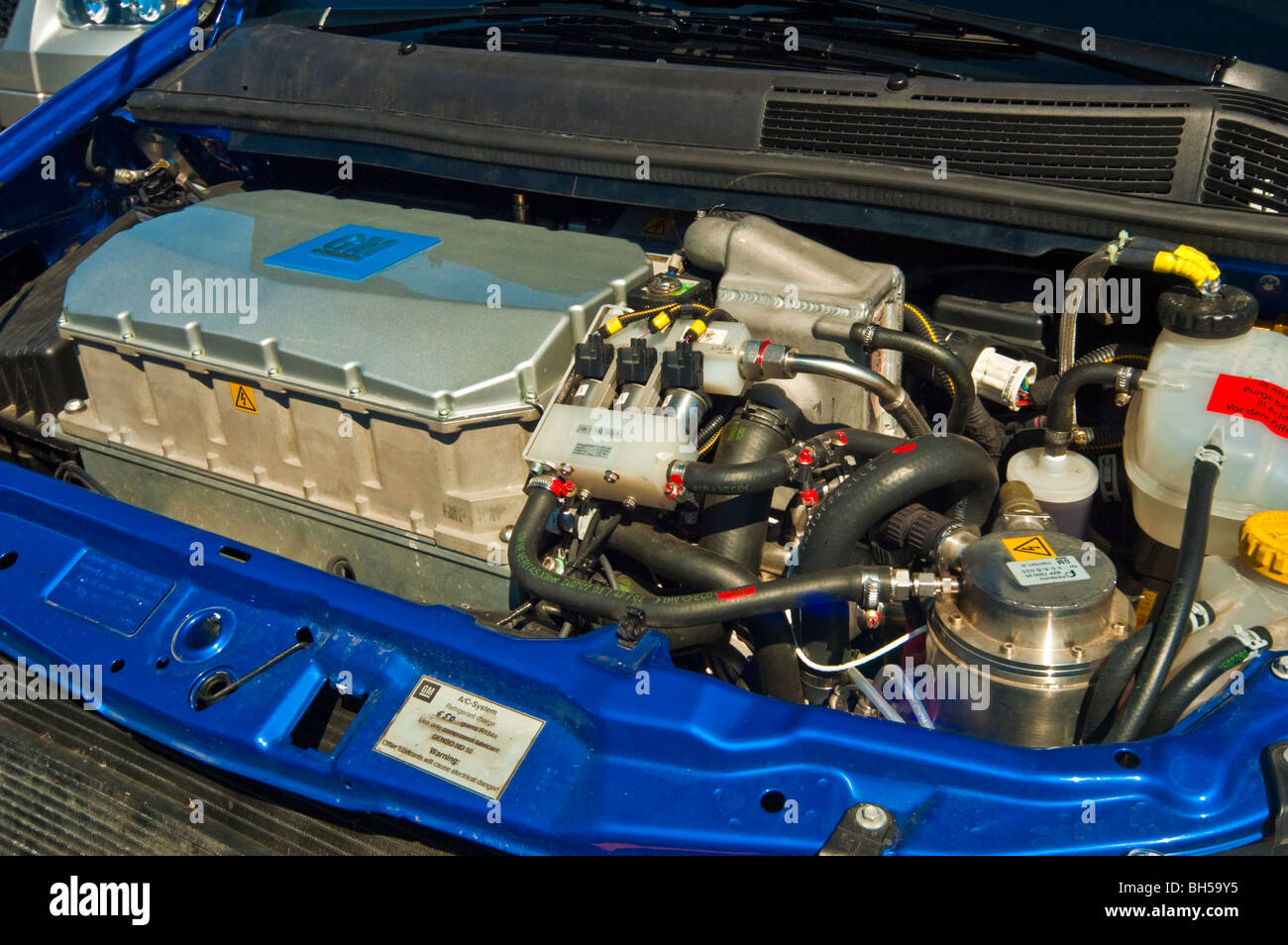 Hydrogen powered fuel cell electric vehicle hi-res stock photography ...