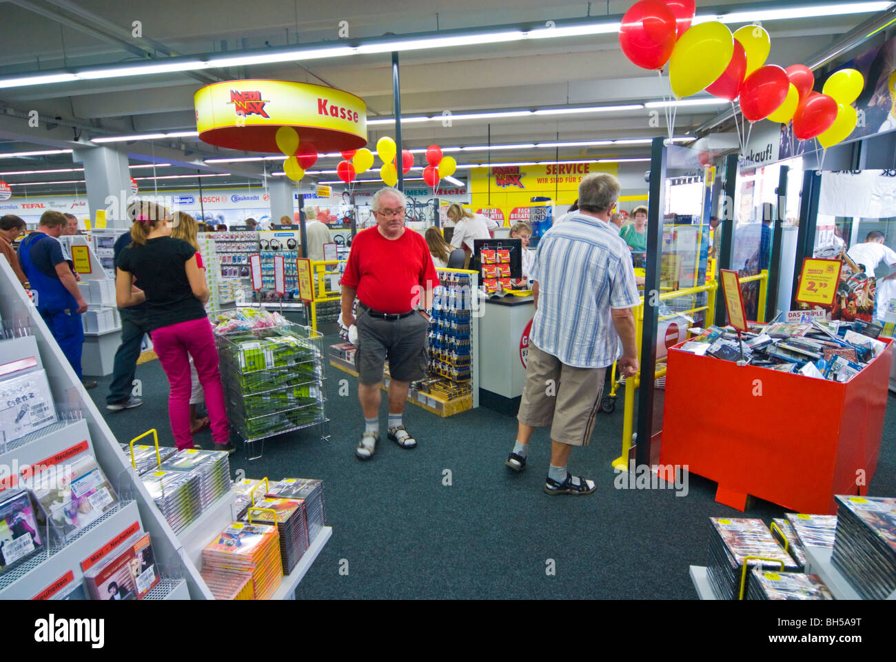 People at cash point in an electronic store, Germany Stock Photo - Alamy