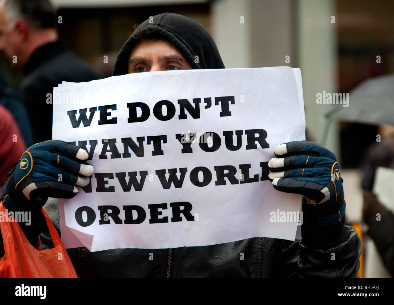Hundreds gathered outside Chilcot inquiry to call for Tony Blair's ...