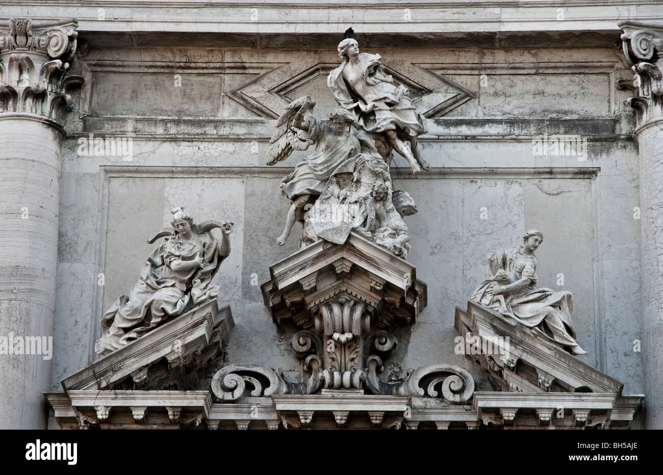 Venice, statues on church Stock Photo - Alamy