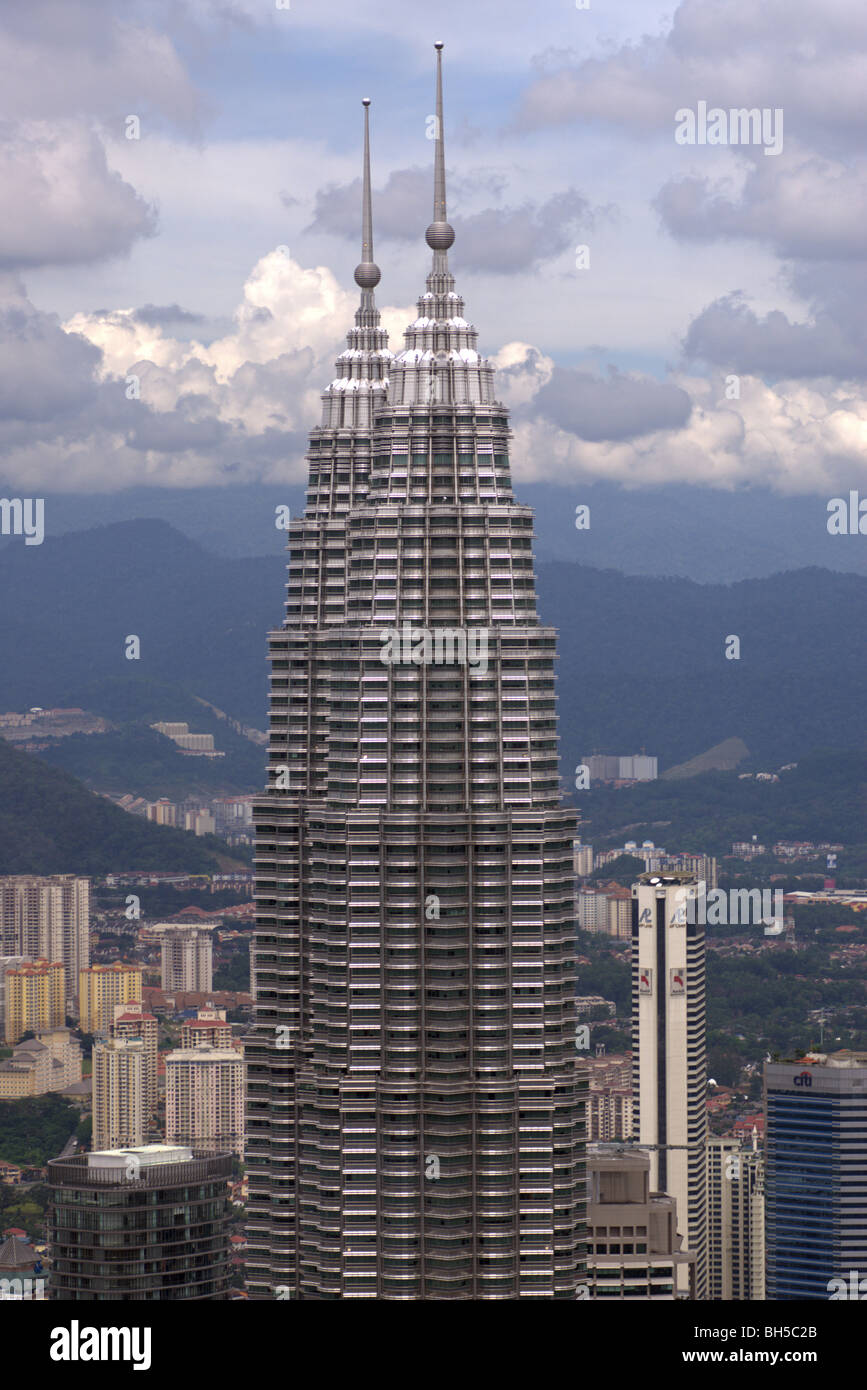 The petronas tower two skybridge hi-res stock photography and images ...