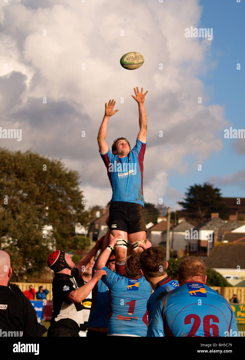 Lifting rugby player hi-res stock photography and images - Alamy