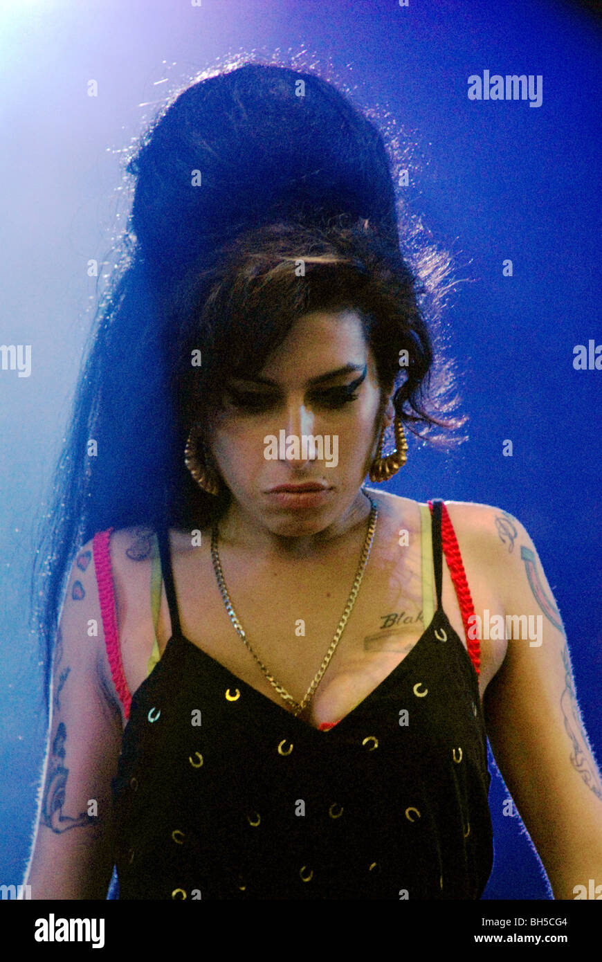UK. Amy Winehouse playing in London Stock Photo - Alamy