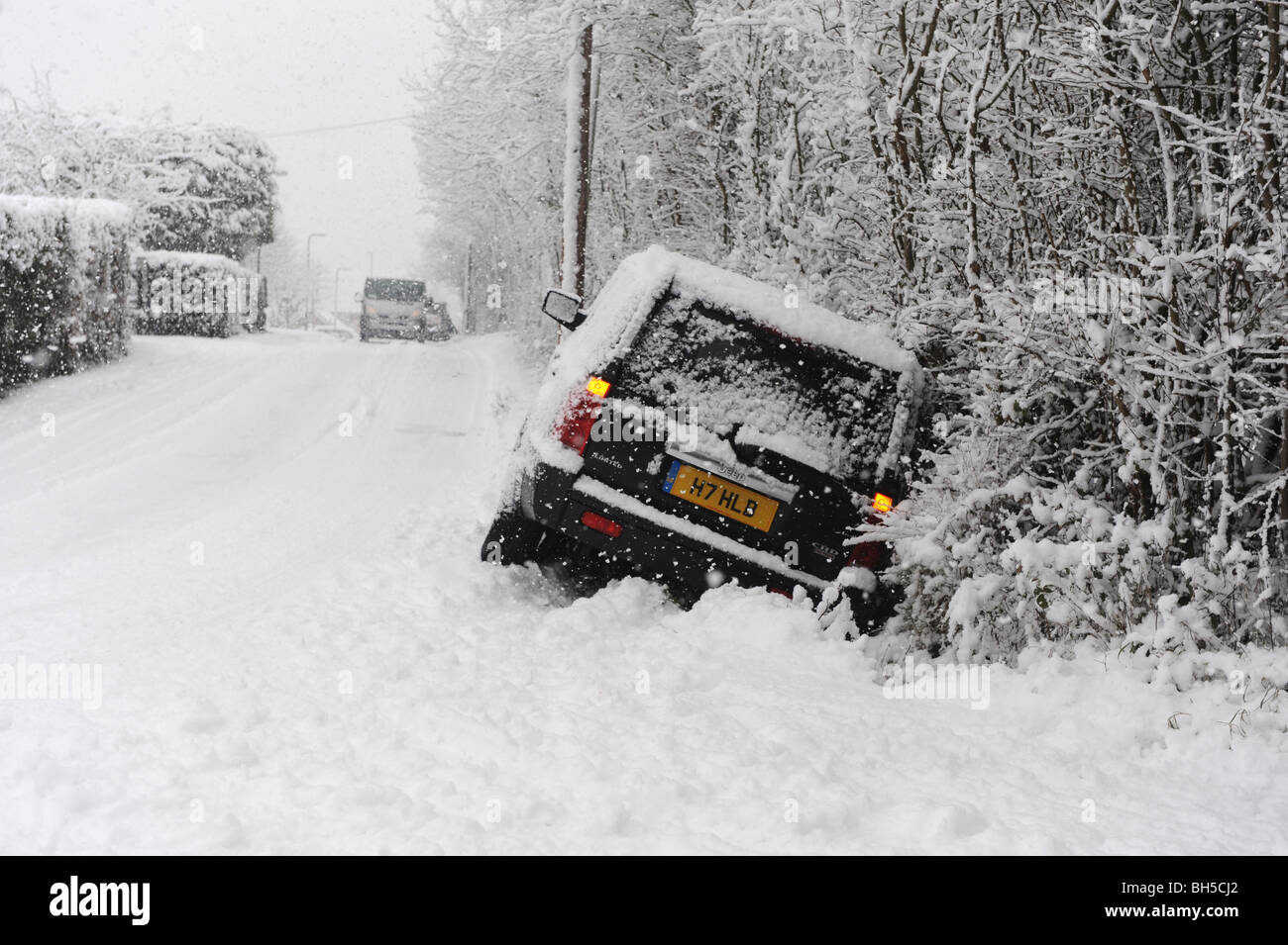 Car in ditch hi-res stock photography and images - Alamy