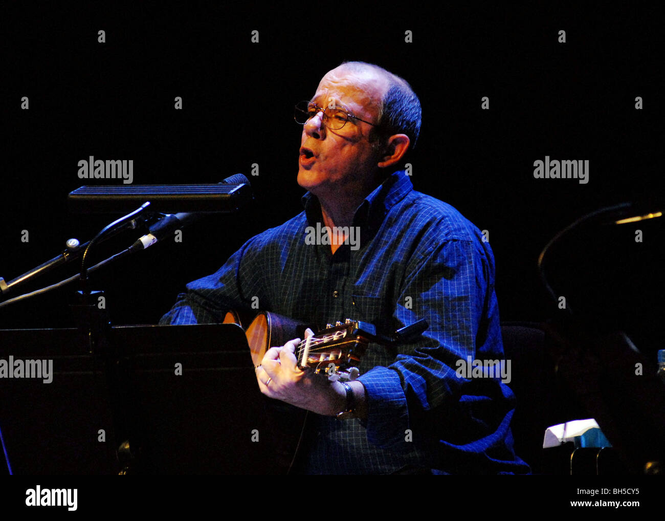 Cuban singer hi-res stock photography and images - Alamy