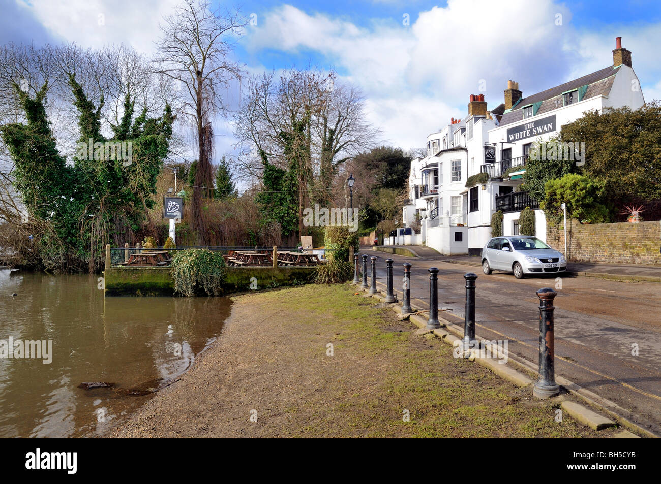White Swan pub,Twickenham West London Stock Photo - Alamy