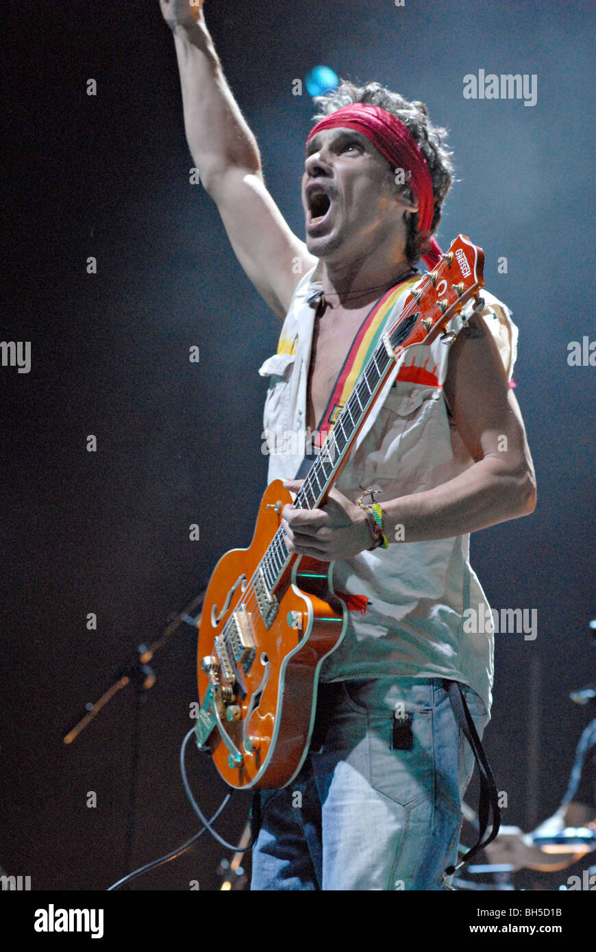 Cult musician Manu Chao playing in Paris Stock Photo - Alamy