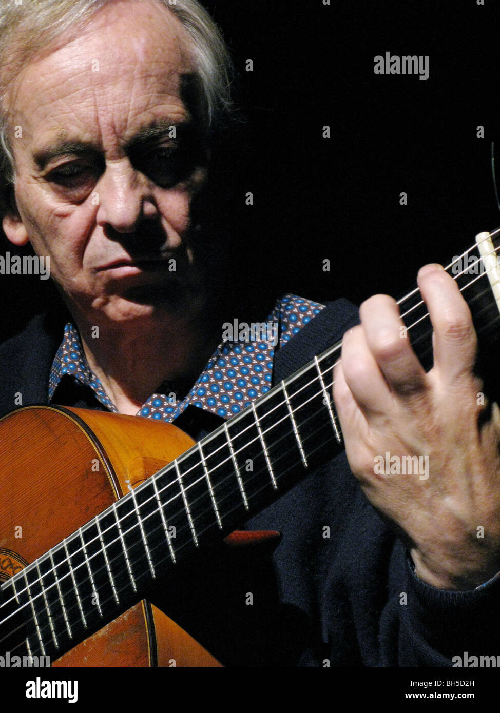 Flamenco guitarrist Paco Peña playing in London Stock Photo - Alamy