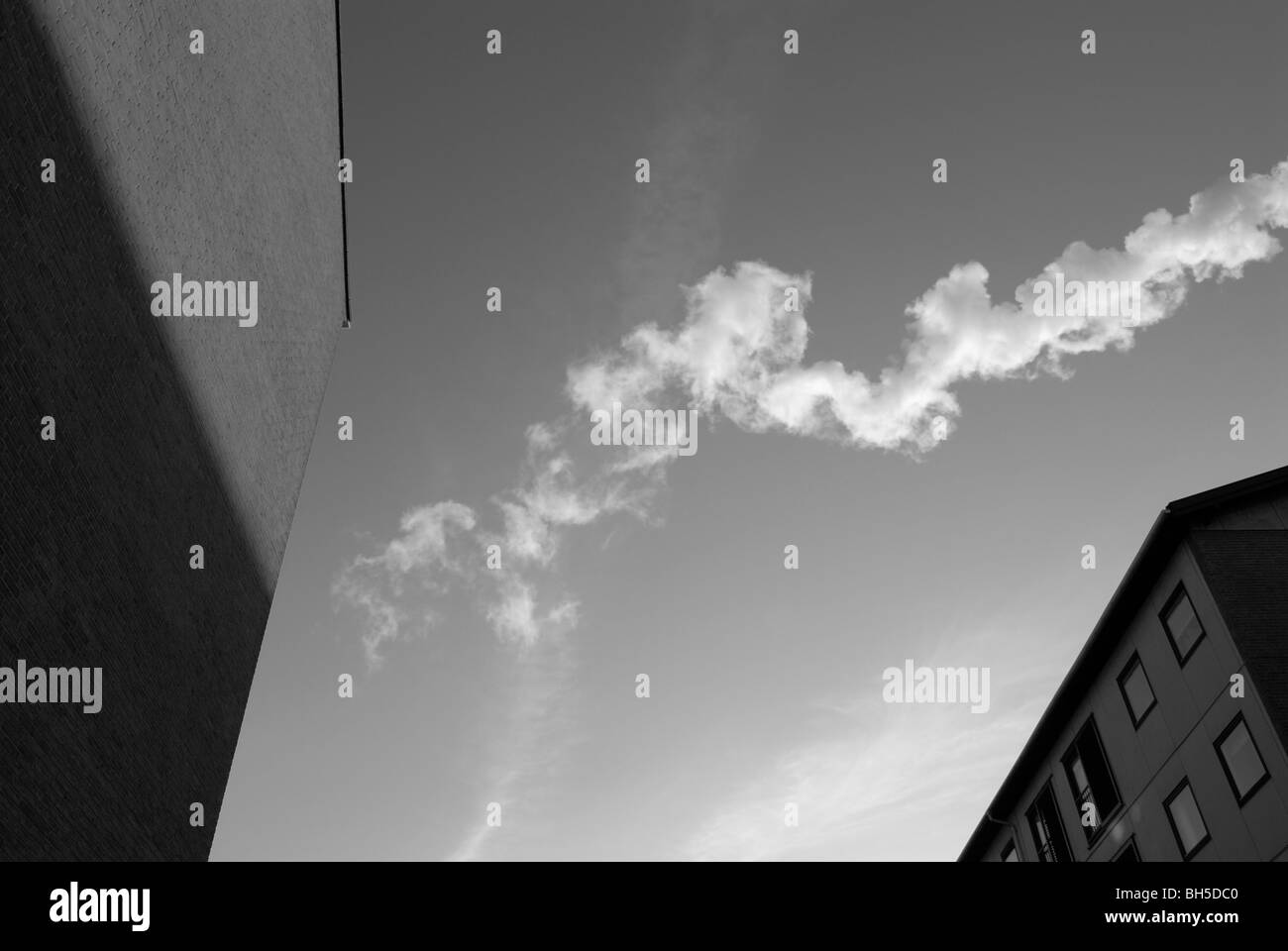 SMOKE BETWEEN BUILDINGS Stock Photo - Alamy