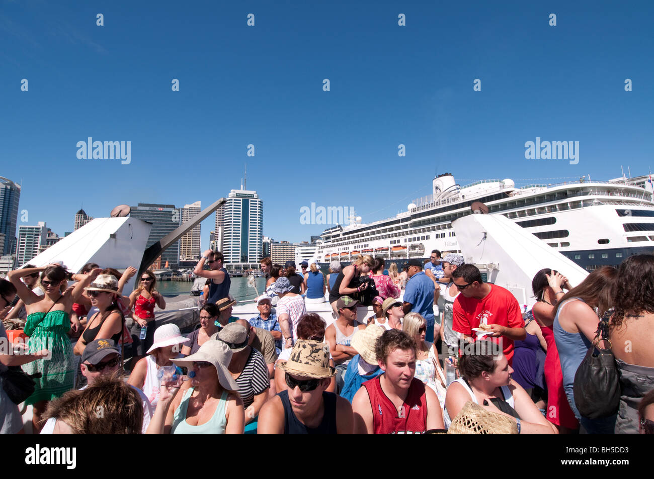 crowded ferry boat leaving Auckland ferry terminal Stock Photo - Alamy