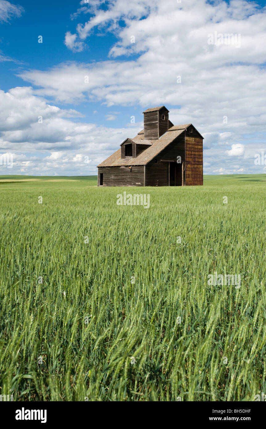Adjacent to farm land hi-res stock photography and images - Alamy