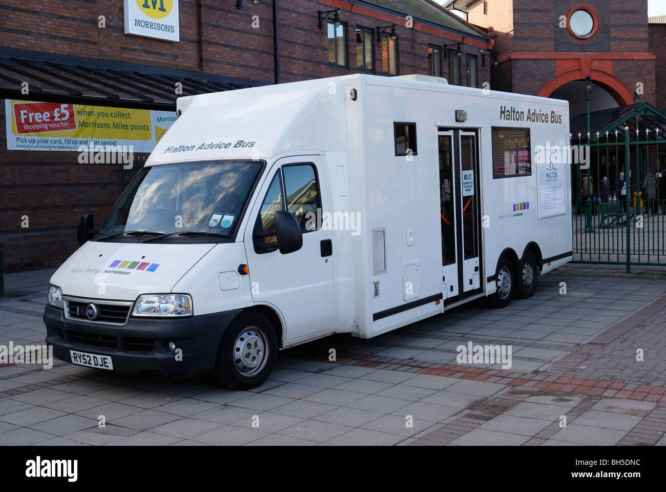 Halton advice bus hi-res stock photography and images - Alamy