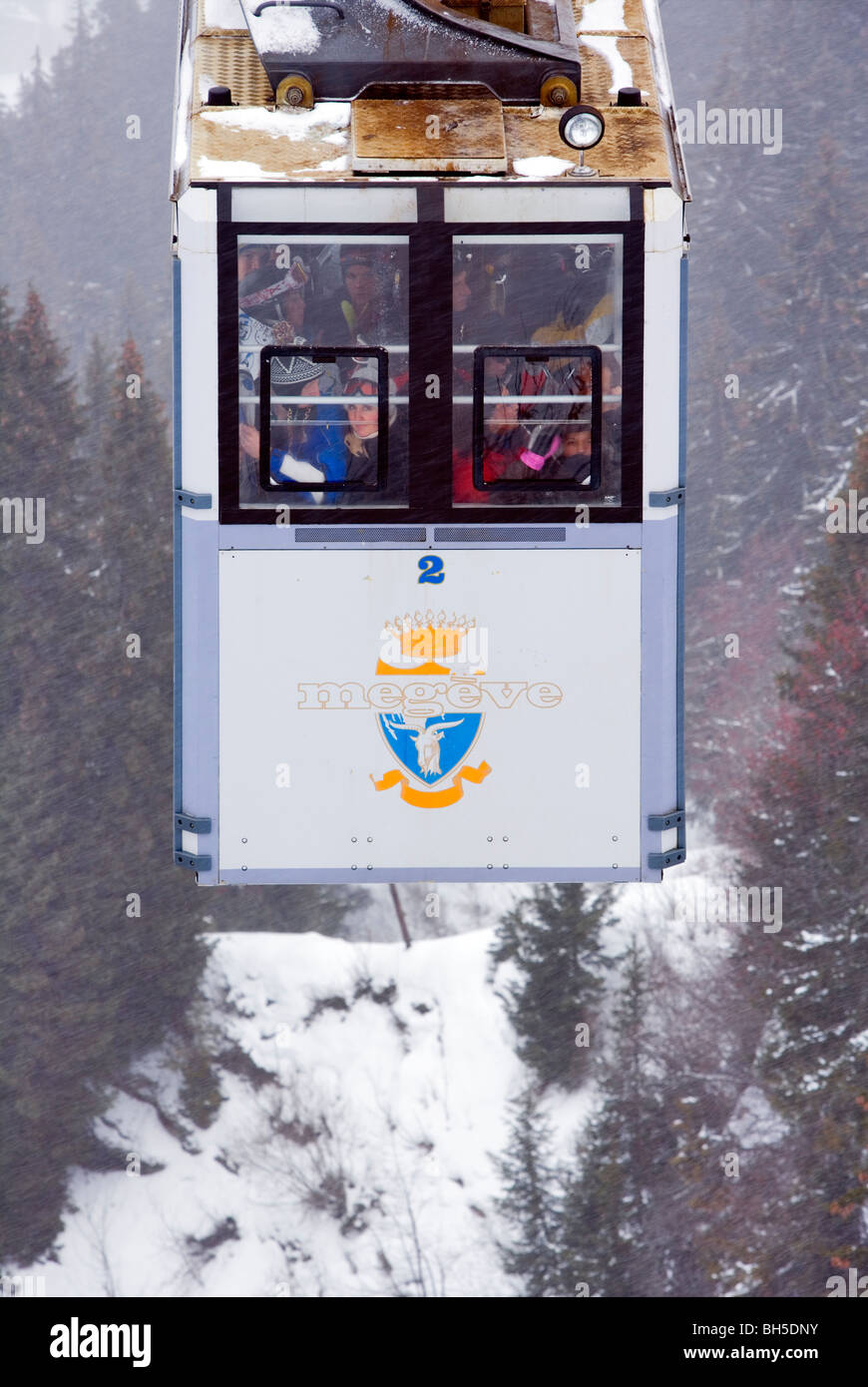 Packed cable car hi-res stock photography and images - Alamy