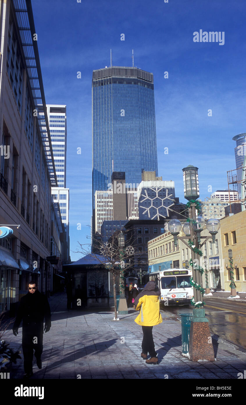 Downtown minneapolis street view hi-res stock photography and images ...