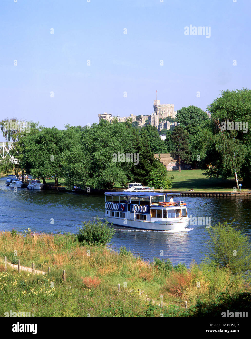 River thames windsor castle hi-res stock photography and images - Alamy