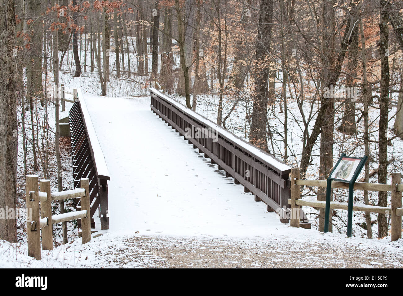 Snow covered bridge hi-res stock photography and images - Alamy