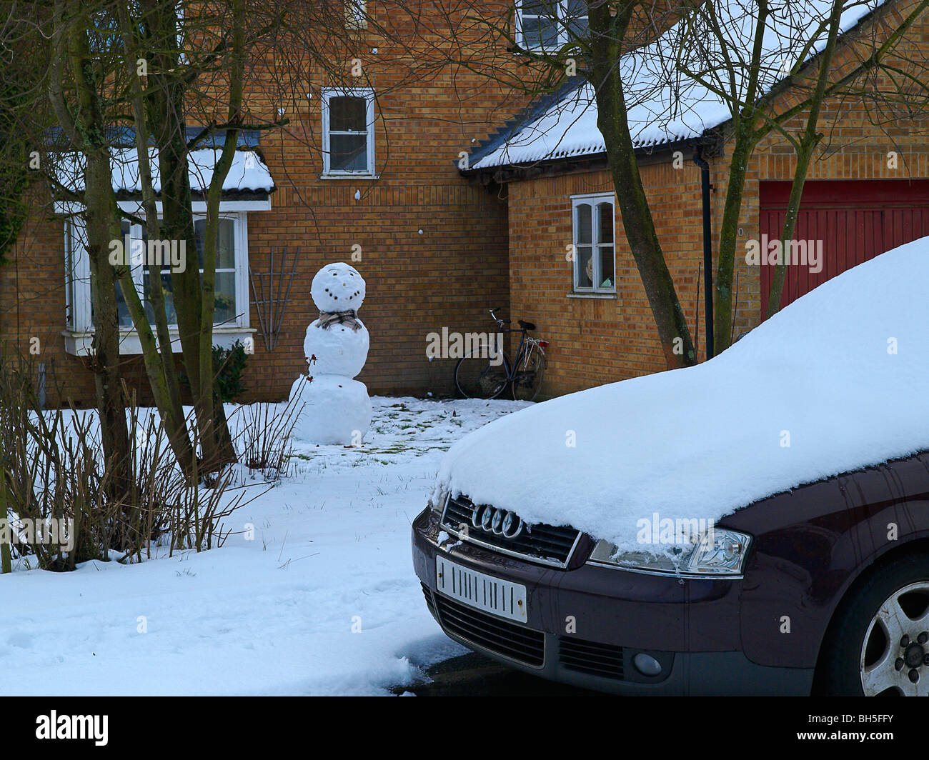 Snowman uk housing hi-res stock photography and images - Alamy