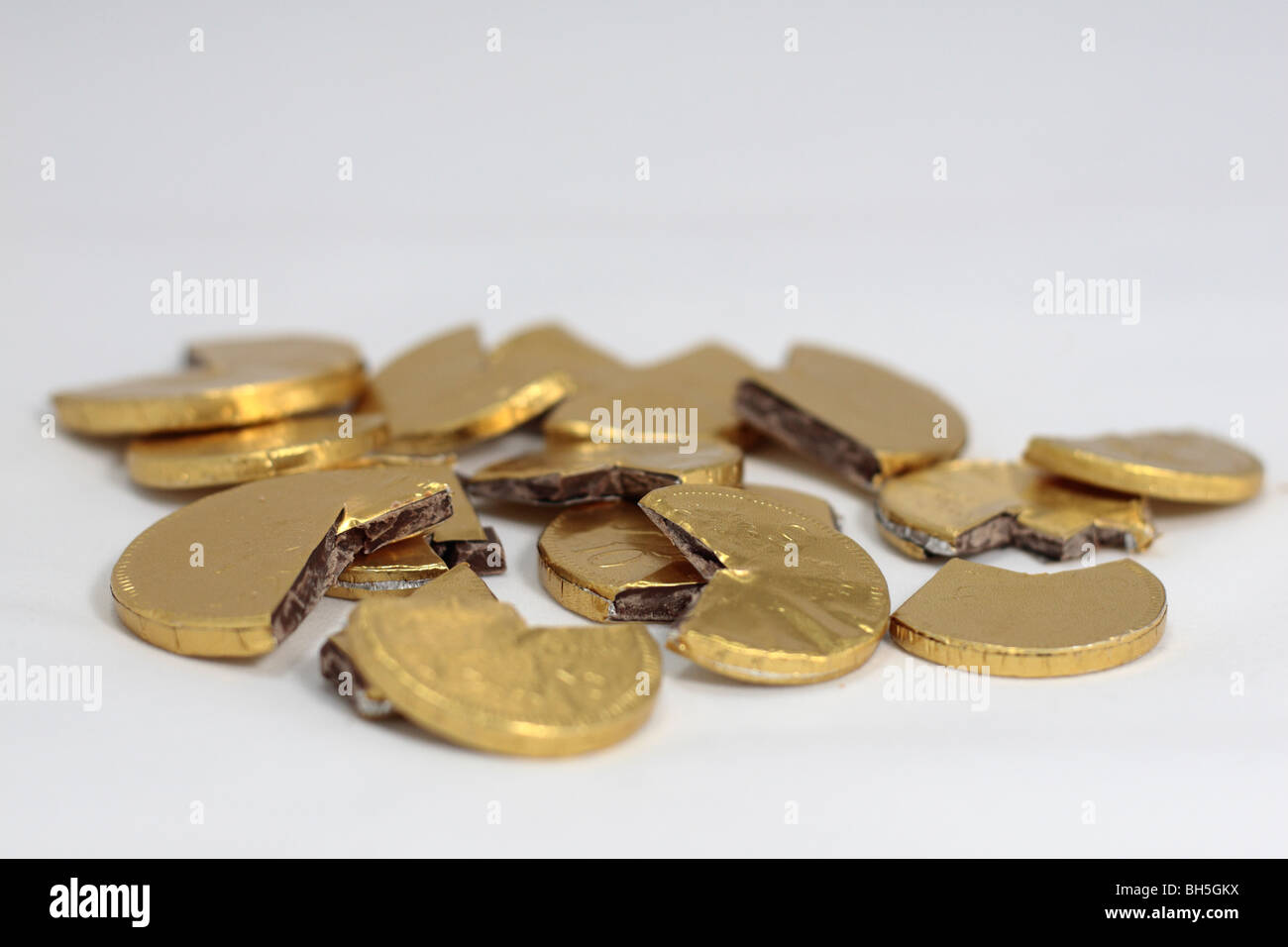 Stack of chocolate coins hi-res stock photography and images - Alamy