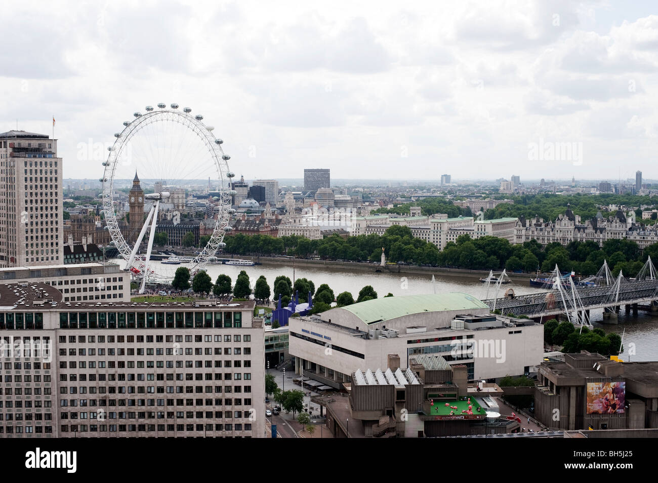 The london eye and the shell building hi-res stock photography and ...