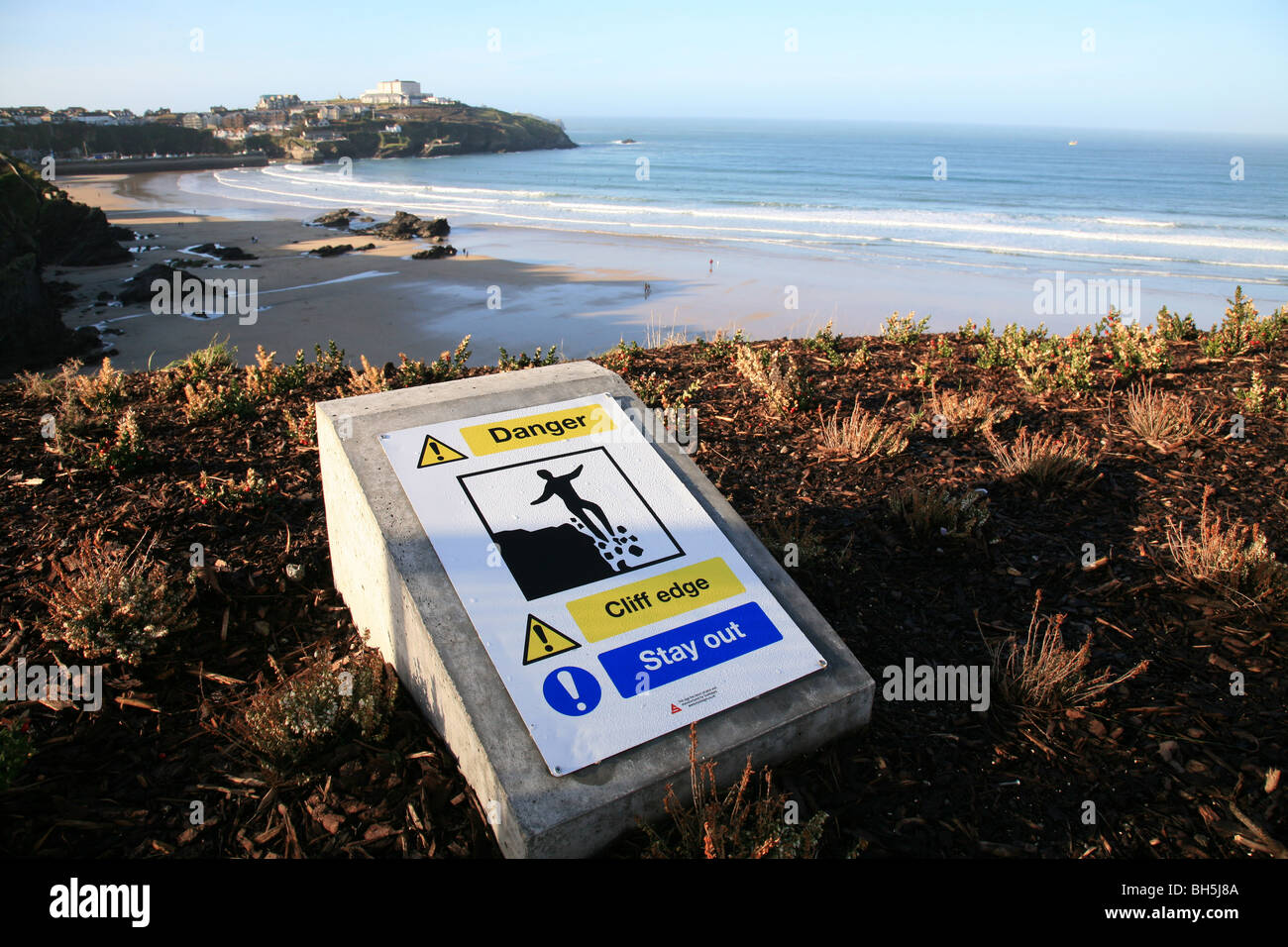 Cliff edge danger sign hi-res stock photography and images - Alamy