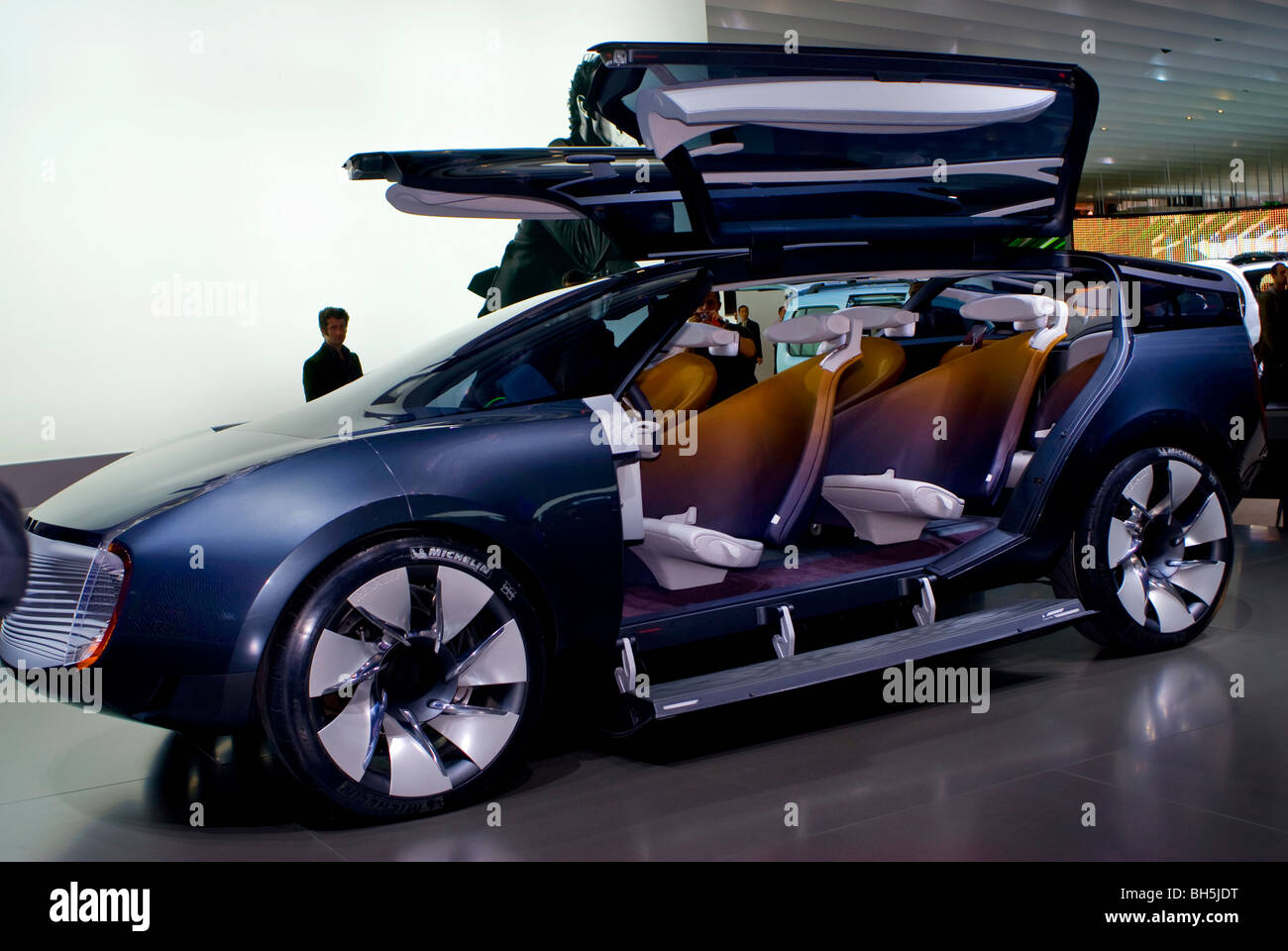 Car side view open hi-res stock photography and images - Alamy