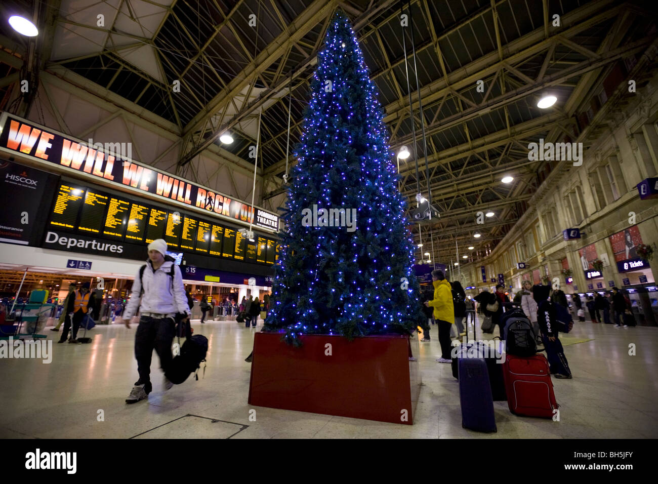 Concourse and Christmas tree at Waterloo railway / train station ...