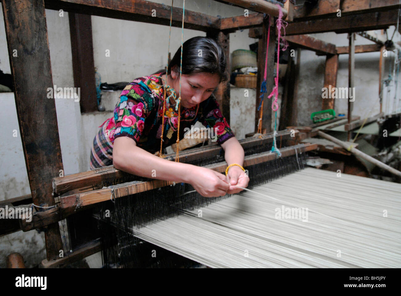 Guatemala. Native quiche indian girl weaving in a loom Stock Photo - Alamy