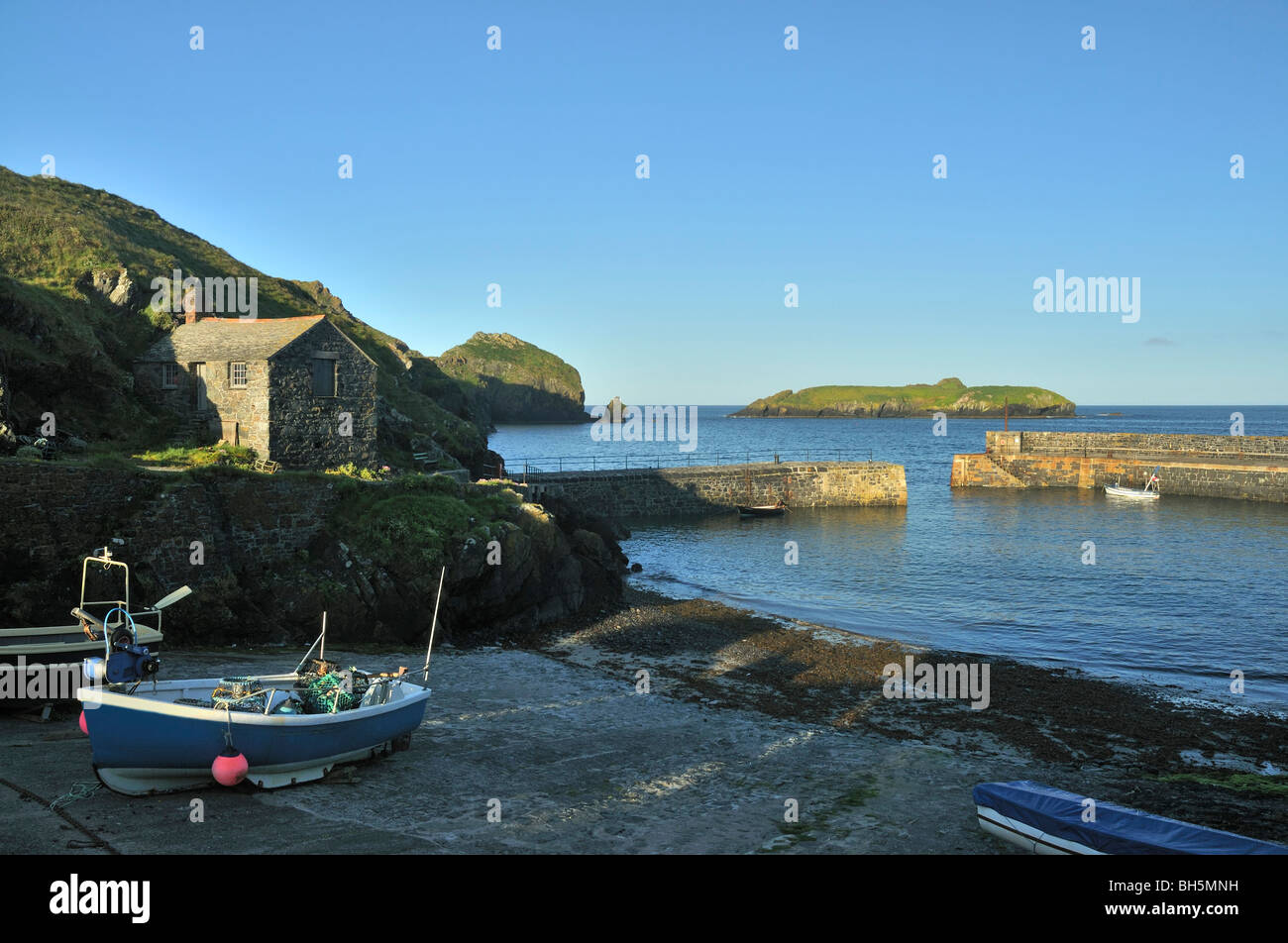 Mullion windows hi-res stock photography and images - Alamy