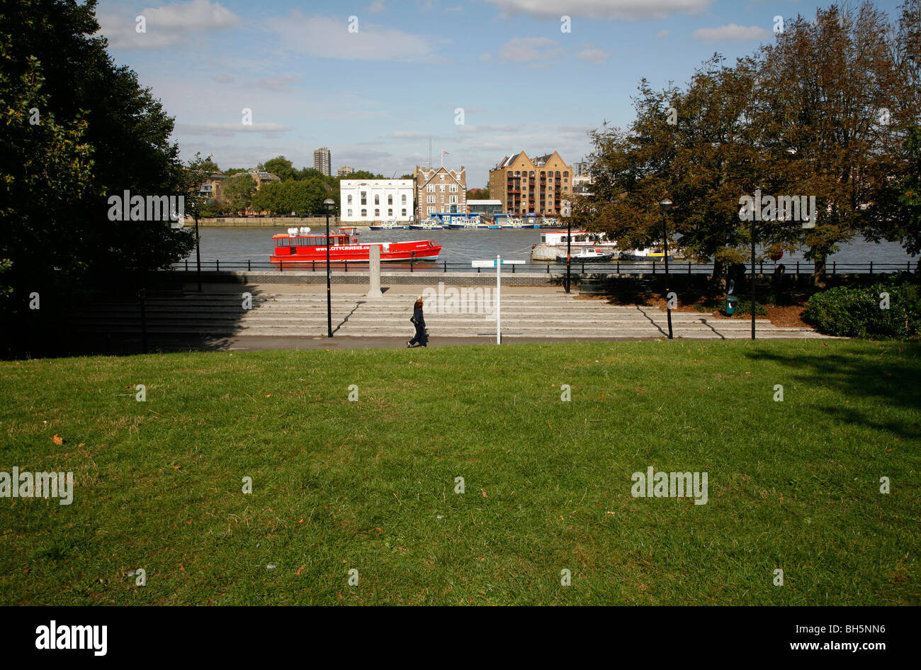 View across the River Thames to Wapping from King's Stairs Gardens ...