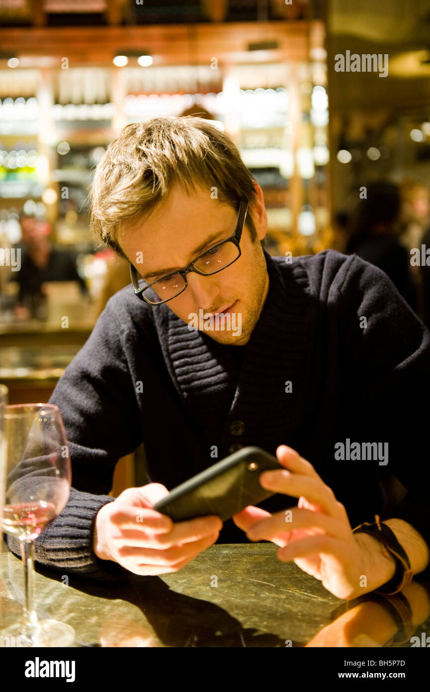 Iphone call screen interface hi-res stock photography and images - Alamy