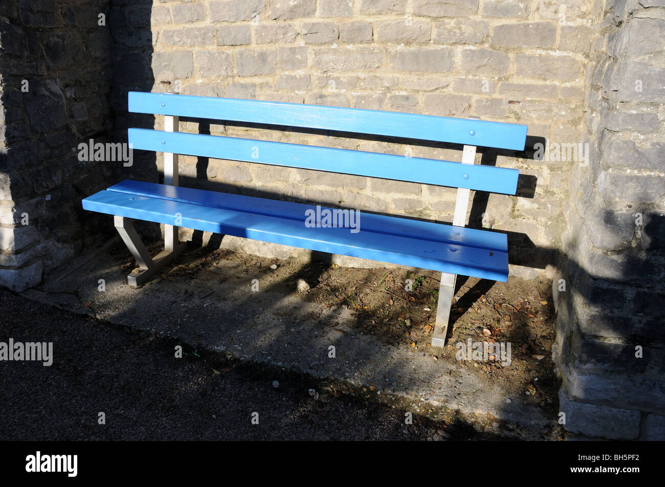 Blue bench hi-res stock photography and images - Alamy