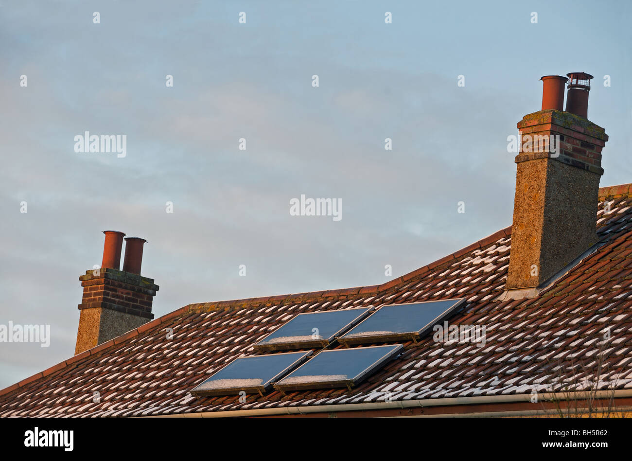 Solar panels house uk hi-res stock photography and images - Alamy