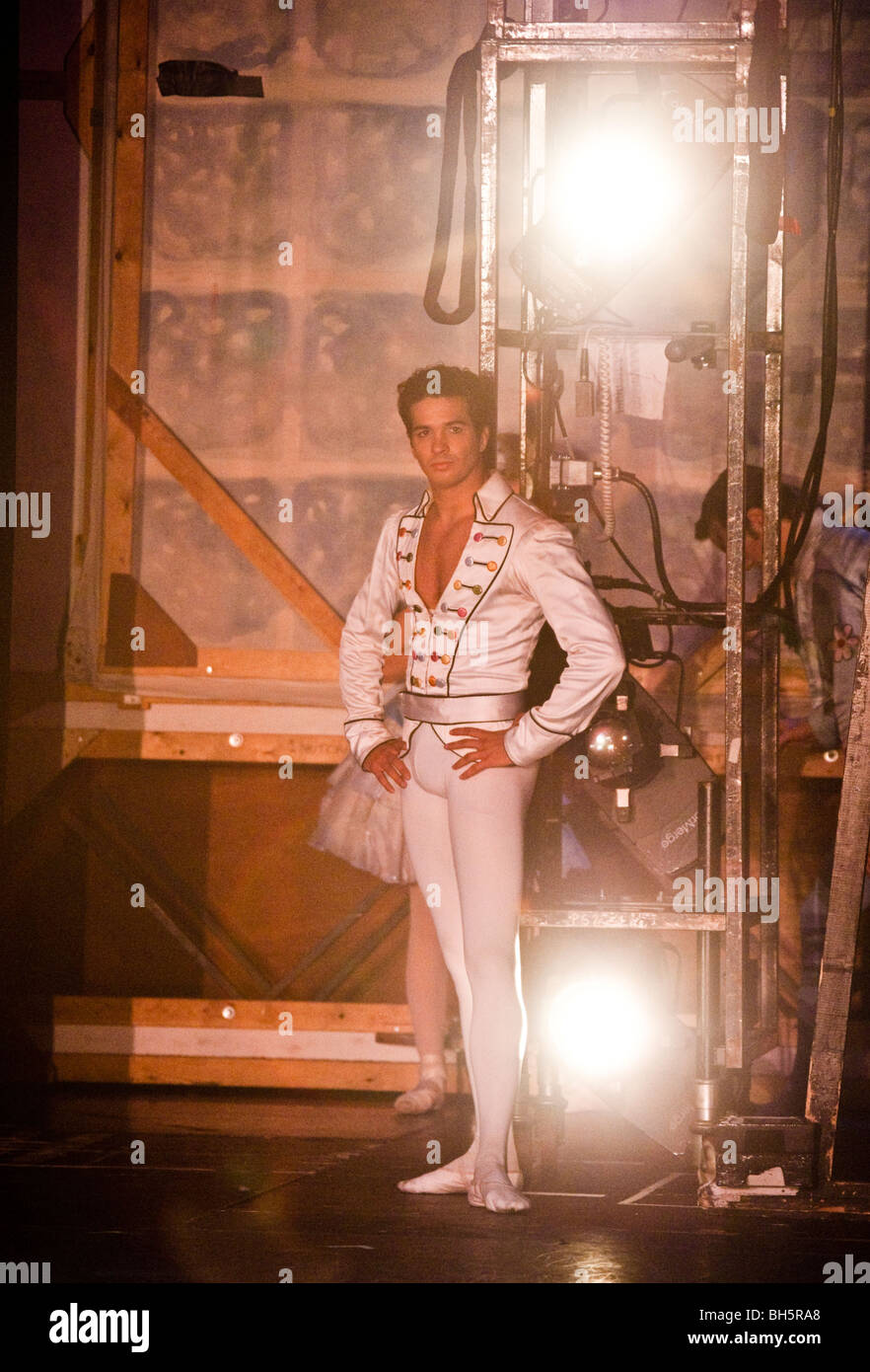 Ballet dancers backstage hi-res stock photography and images - Alamy