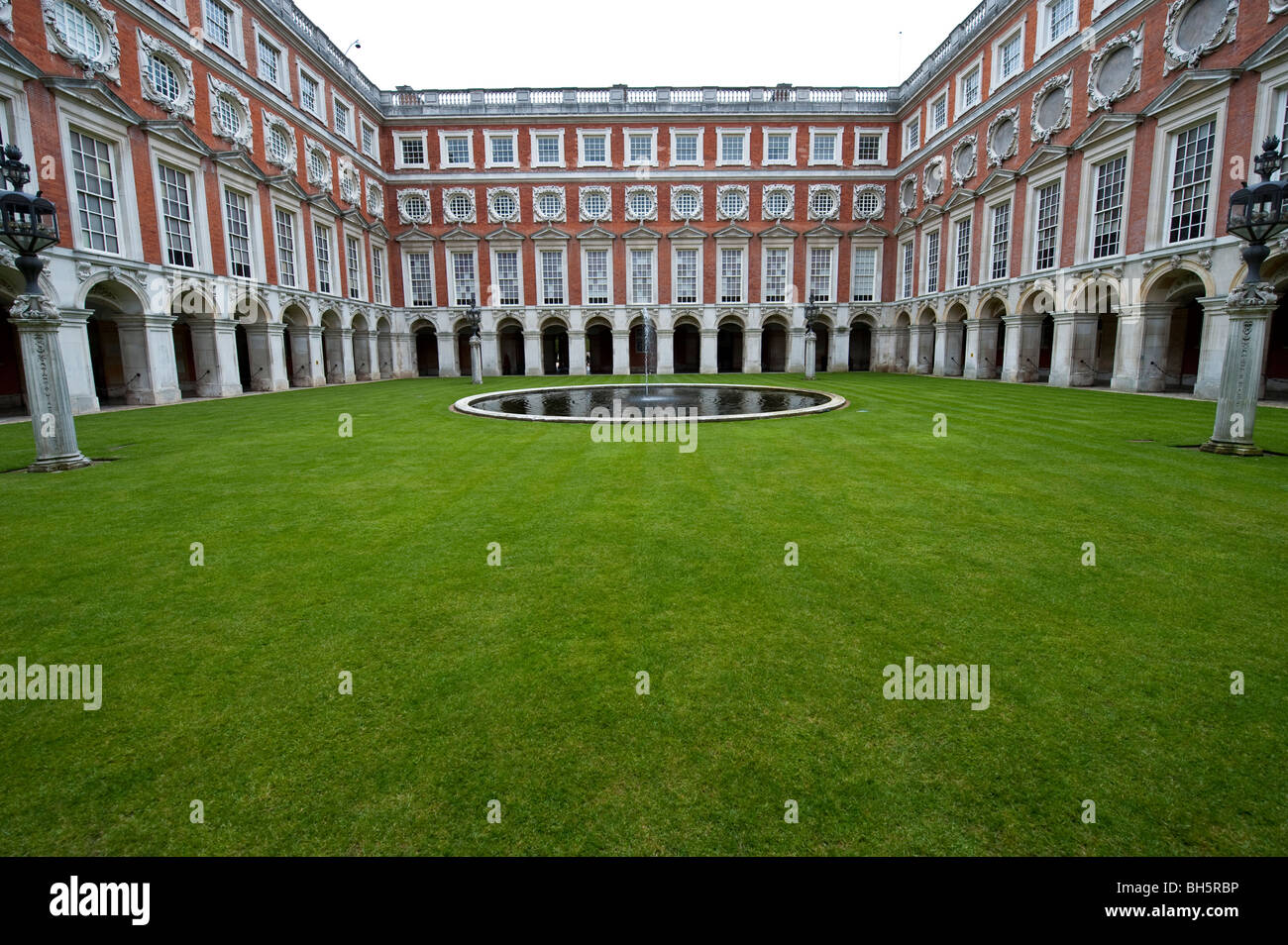 Fountain court hampton court palace hi-res stock photography and images ...