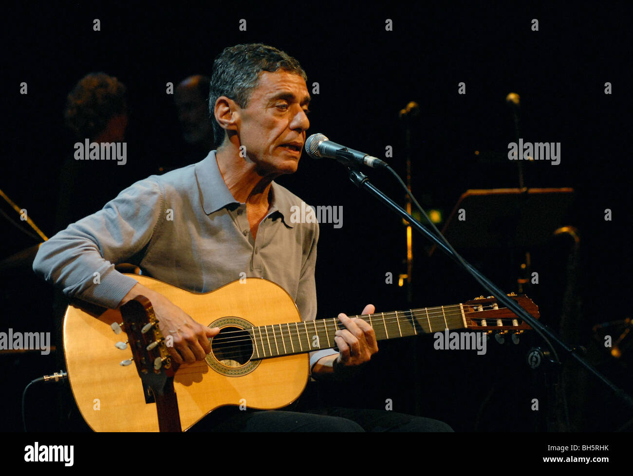 Famous singer hi-res stock photography and images - Alamy