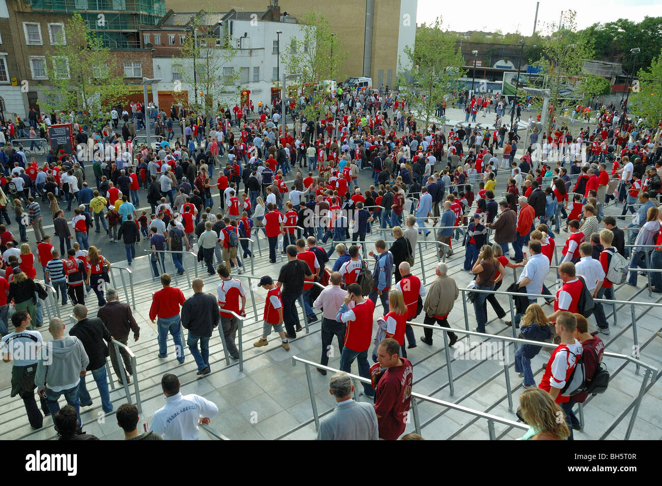 Football stadium crowds hi-res stock photography and images - Alamy