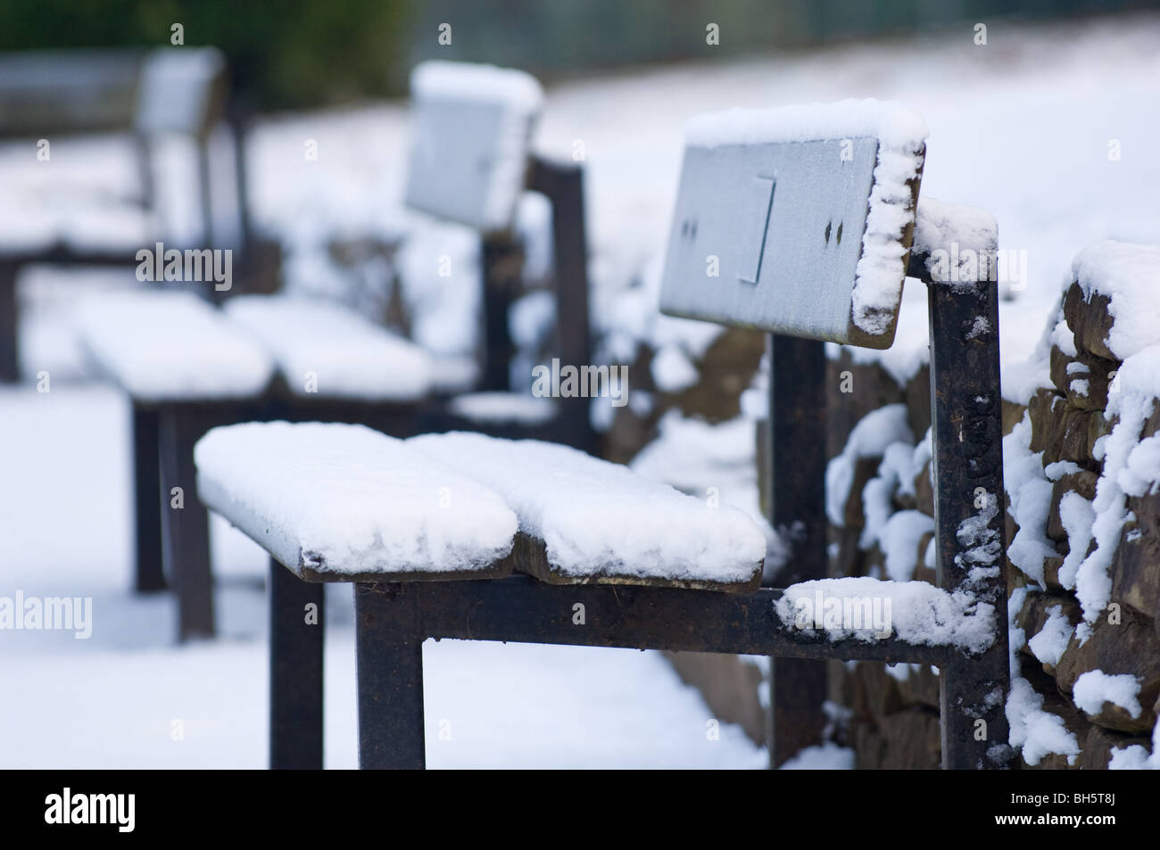 Frozen benches hi-res stock photography and images - Alamy