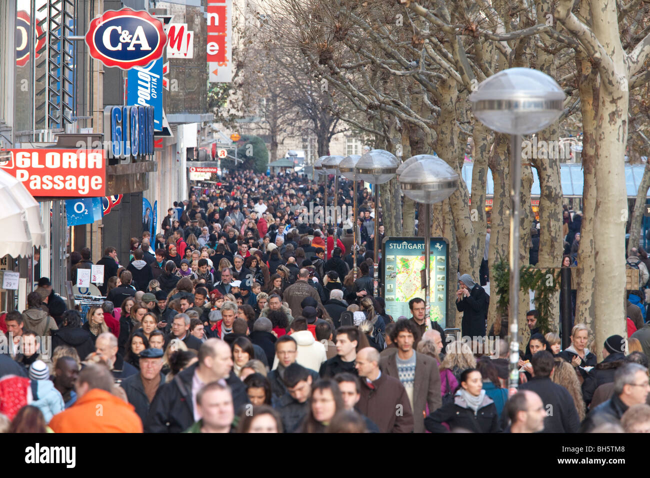 Pedestrian area crowd hi-res stock photography and images - Alamy