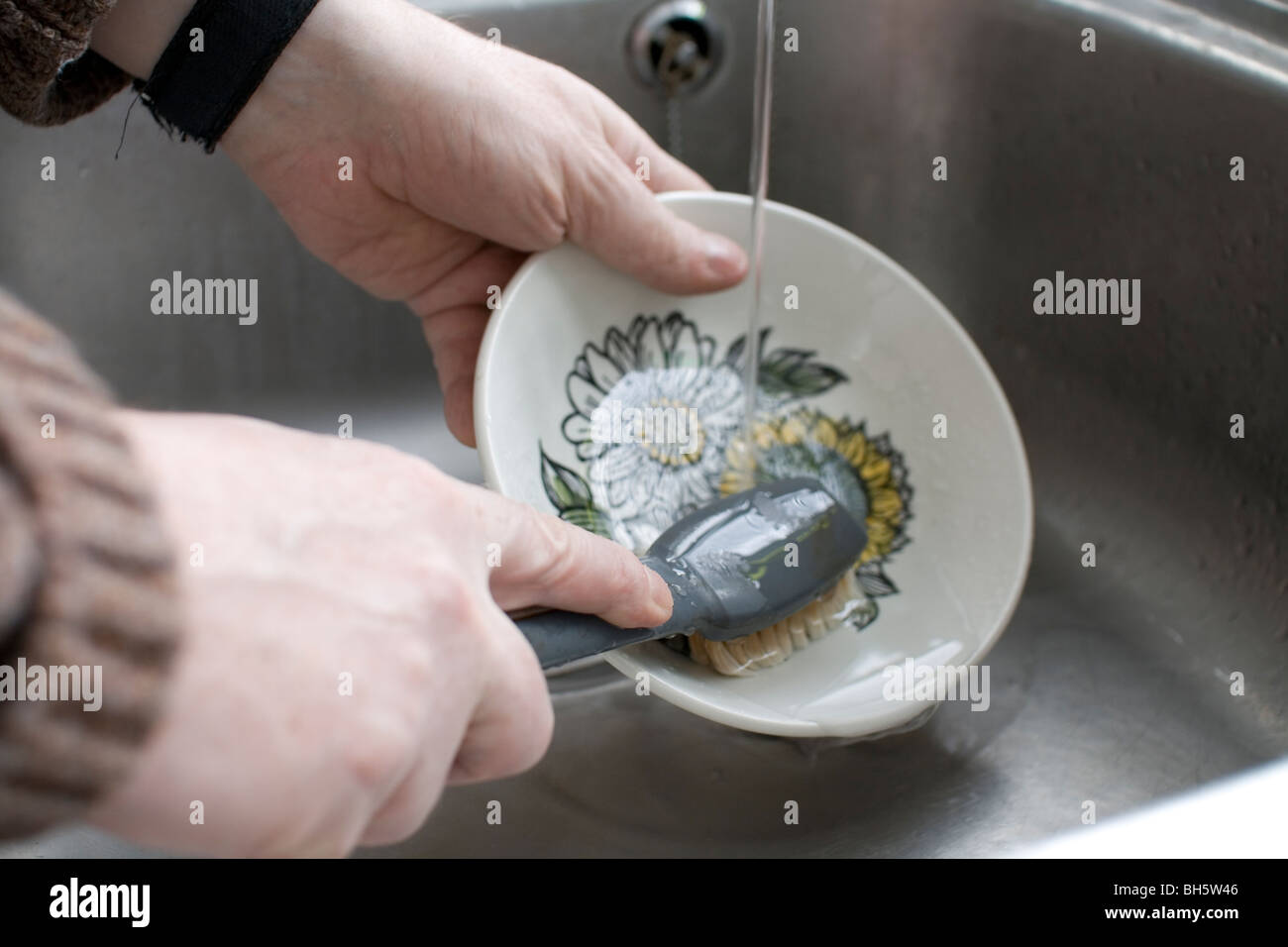 Doing the washing up Stock Photo - Alamy